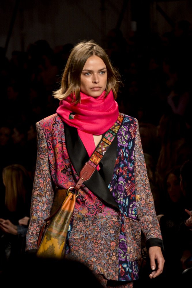 Il colore e lo spirito libero di Etro Paisley tribe - MyWhere