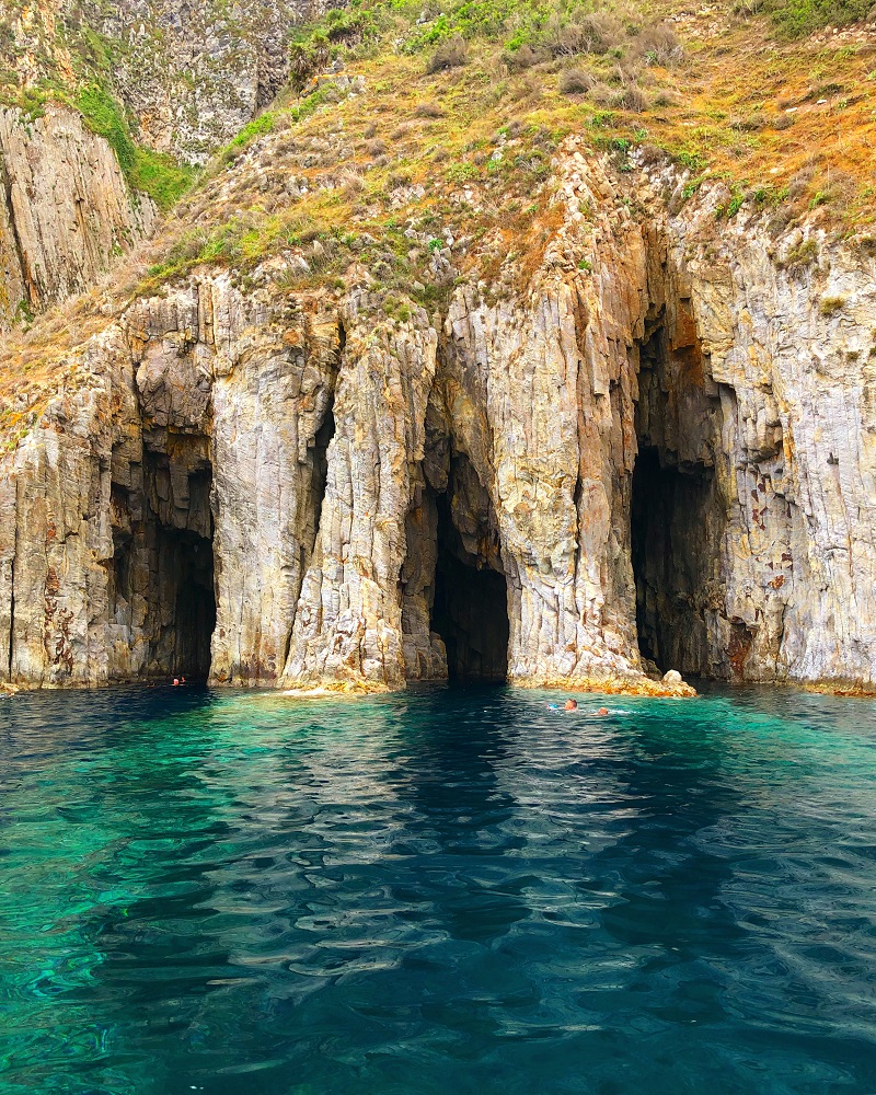 Viaggio a Ponza: un tour privato in barca alle Isole Pontine - MyWhere